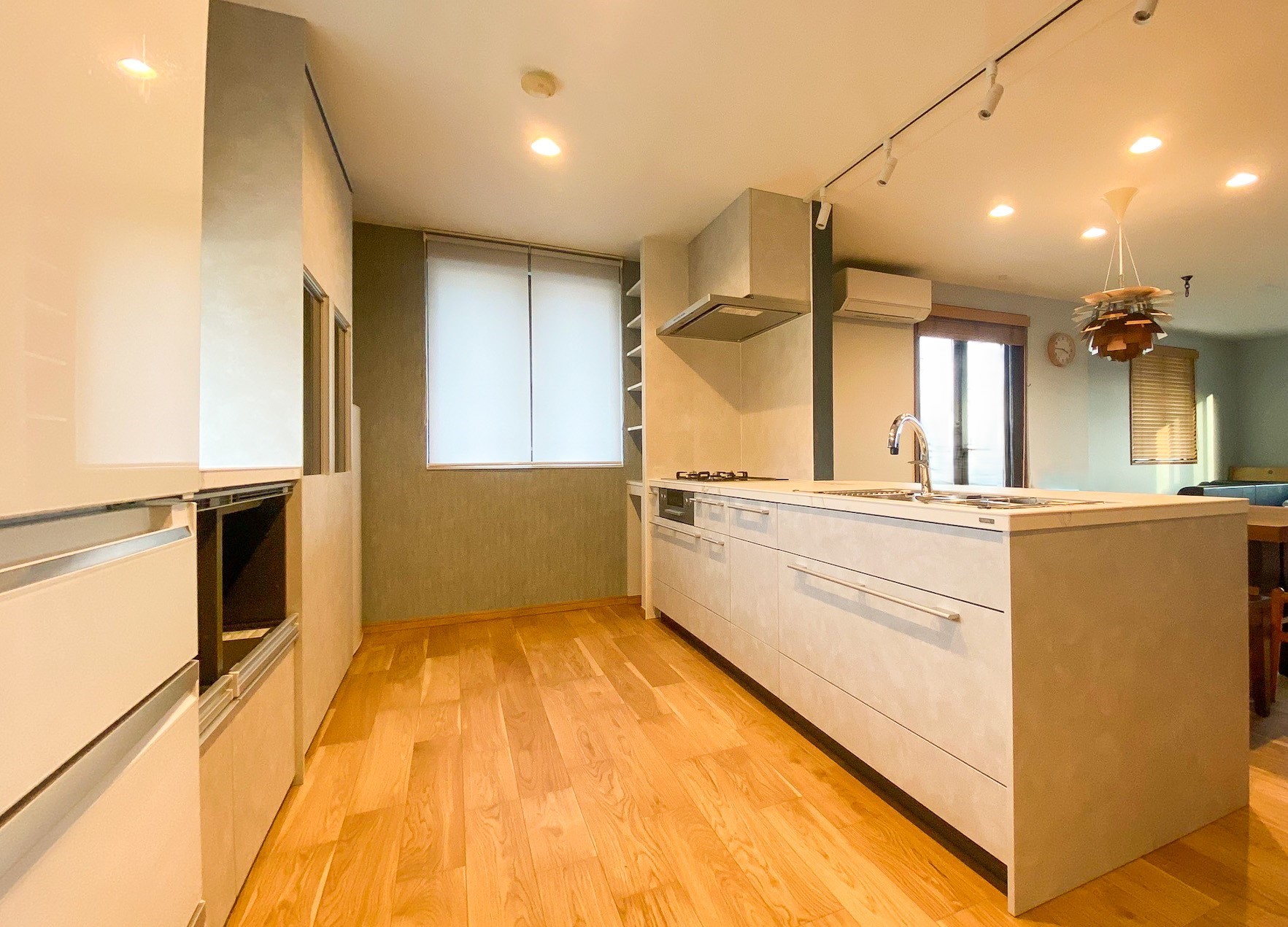 鎌倉市 / 35畳以上のLDKリフォーム、木の温もりとグレーが調和したペニンシュラキッチン | 湘南デザインlabo